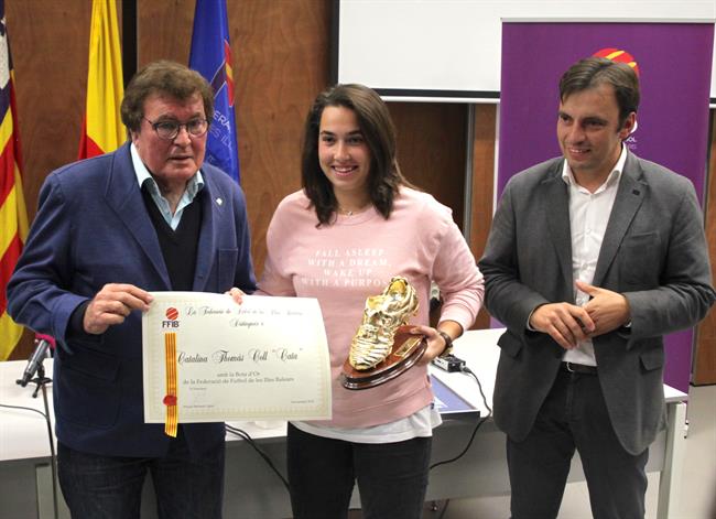 La campeona del Mundo Sub-17 Catalina Coll recibe la Bota de Oro y la ...