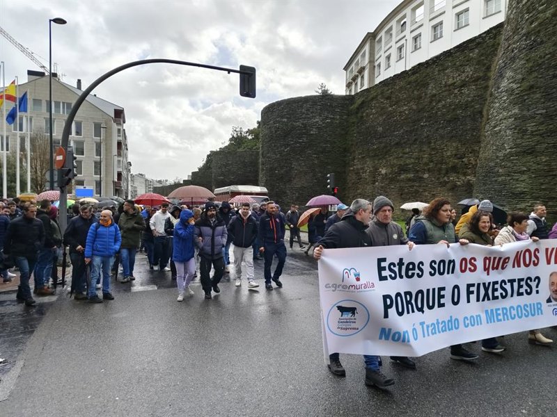Economía.- Tractores de la provincia de Lugo vuelven a bloquear la ...